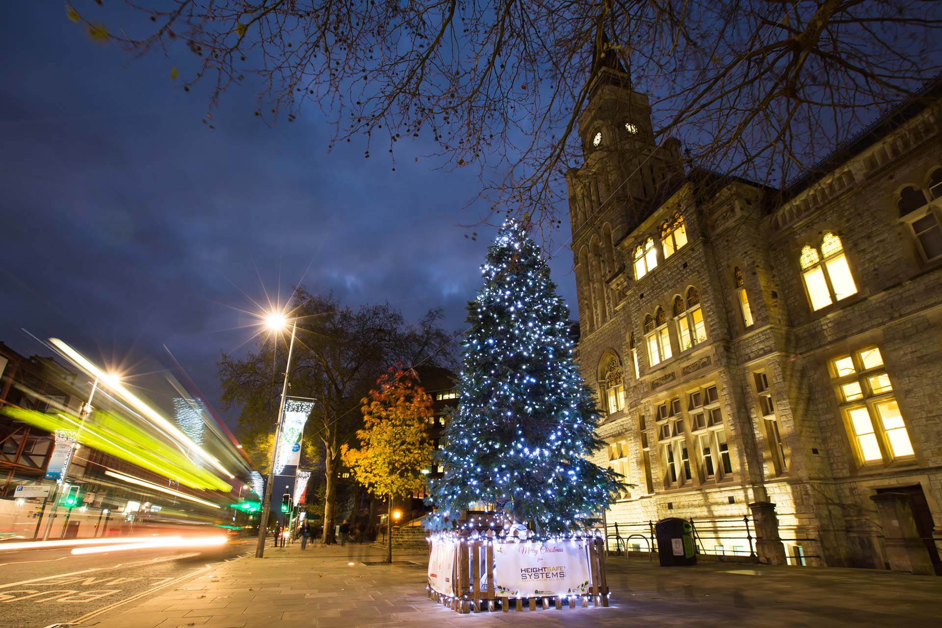 How to organise a neighbourhood Christmas tree - Do Something Good